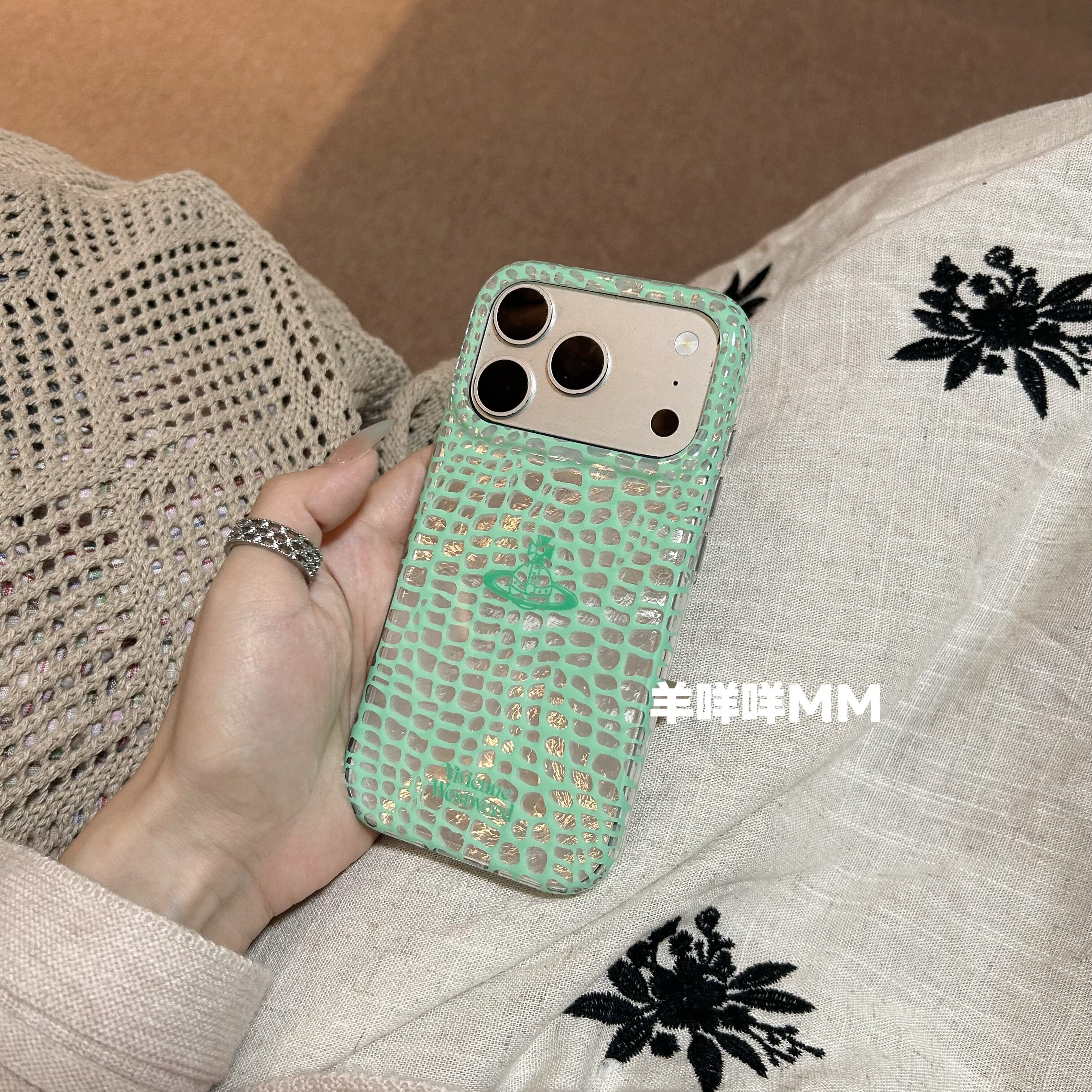 羊咩咩MM创意ins小众格纹土星适用苹果17ProMax手机壳iPhone17/16Pro全包少女心15Pro防摔高级感17Pro软套