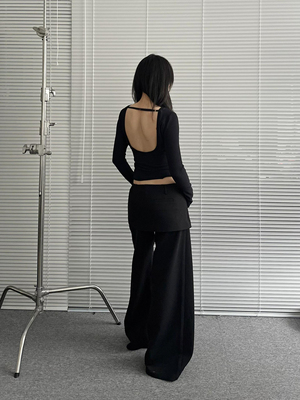 白色U型修身露背一字带长袖