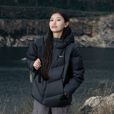 Nike耐克女款2025春季新款保暖连帽刺绣羽绒服舒适运动服HF7871