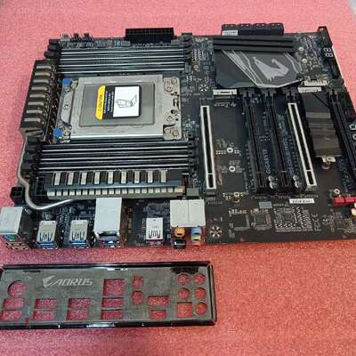 技嘉X399 AORUS PRO主板 E-ATX超大板 功能--议价商品
