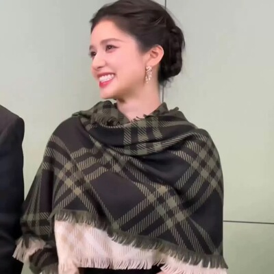 张婧仪格子流苏加厚保暖围巾披肩