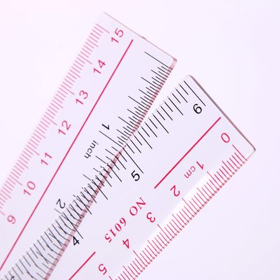 中英双刻度尺@@红黑双色更易识别