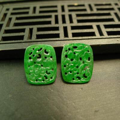 翡翠镂空梅花方形雕花戒面