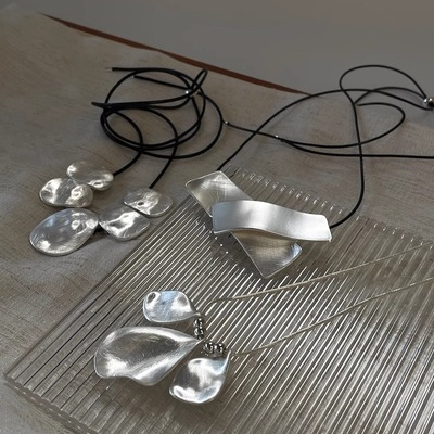 不规则拉丝金属吊坠抽拉式黑绳皮质项链女夸张百搭毛衣链质感高级