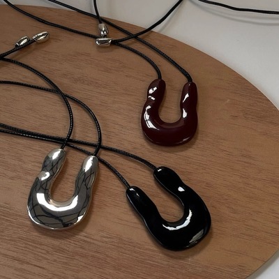 u形马蹄金属吊坠黑绳项链简约百搭毛衣链经典日韩欧尼同款秋冬新