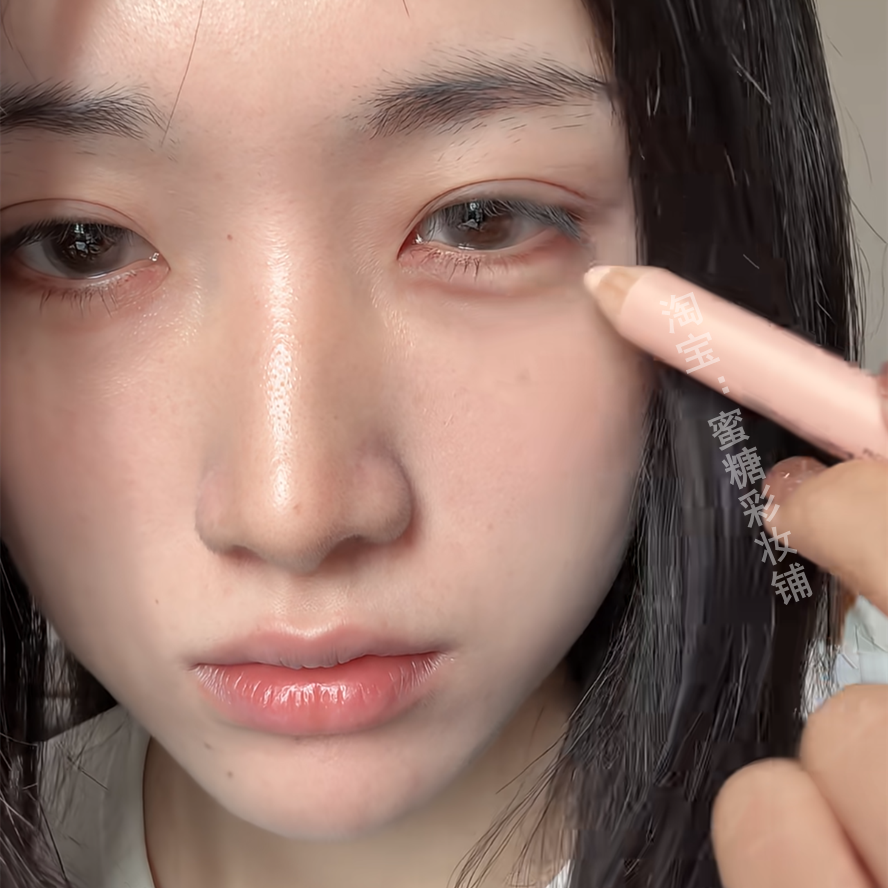 妈耶!新手轻松get圆润肉感大卧蚕 tocool同款高光笔 眼影棒打底
