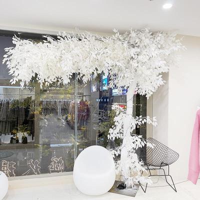 冬天落雪场景装饰树滑雪场冰雕馆