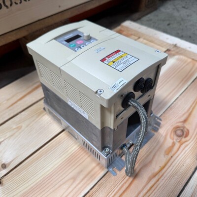1x TOSHIBA TRANSISTOR INVERTER VFS7-2007PY-EU + SCHAFFNER FS