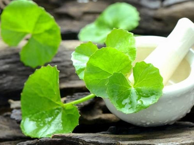 饱和积雪草纯露控油去痘