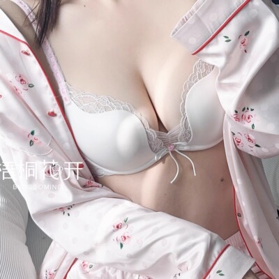 梧桐花开小胸聚拢显大文胸