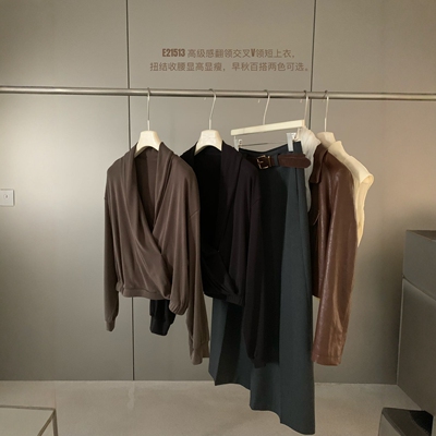 蒽茜交叉V领短款衬衫女显瘦