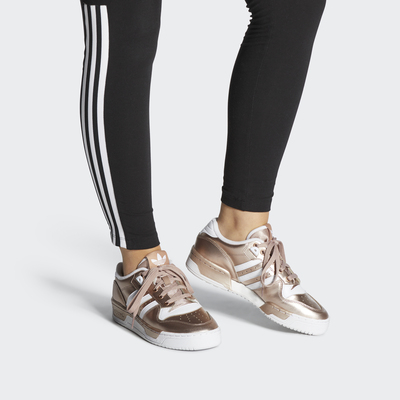 阿迪达斯男女经典休闲板鞋