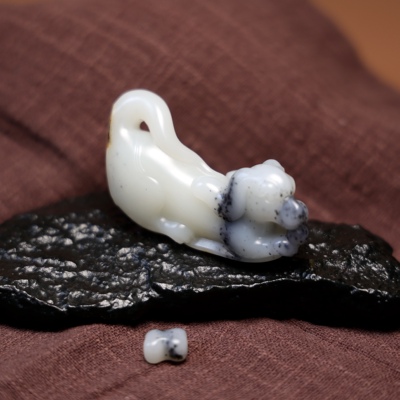 秋会长的和田玉点墨籽料狗生肖