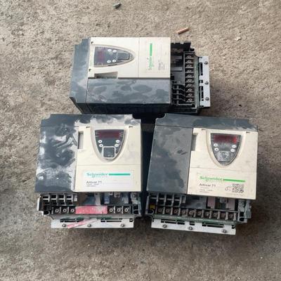 议价德变频器ATV71LD11N4Z 2个模块好一个模块坏