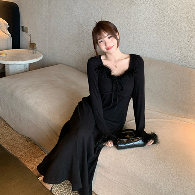 小波家2025冬季胖mm黑色方领羽毛拼接打底修身连衣裙