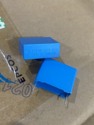 EPCOS西门子薄膜电容 3.3UF 335 250V 脚距22.5MM B32523Q3335K