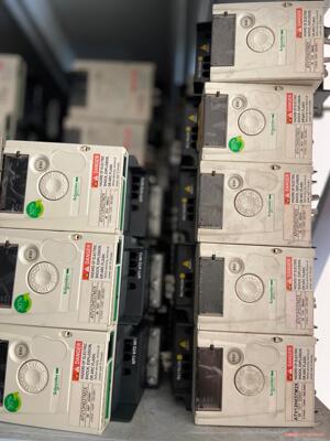 施耐德变频器0.37kwATV1