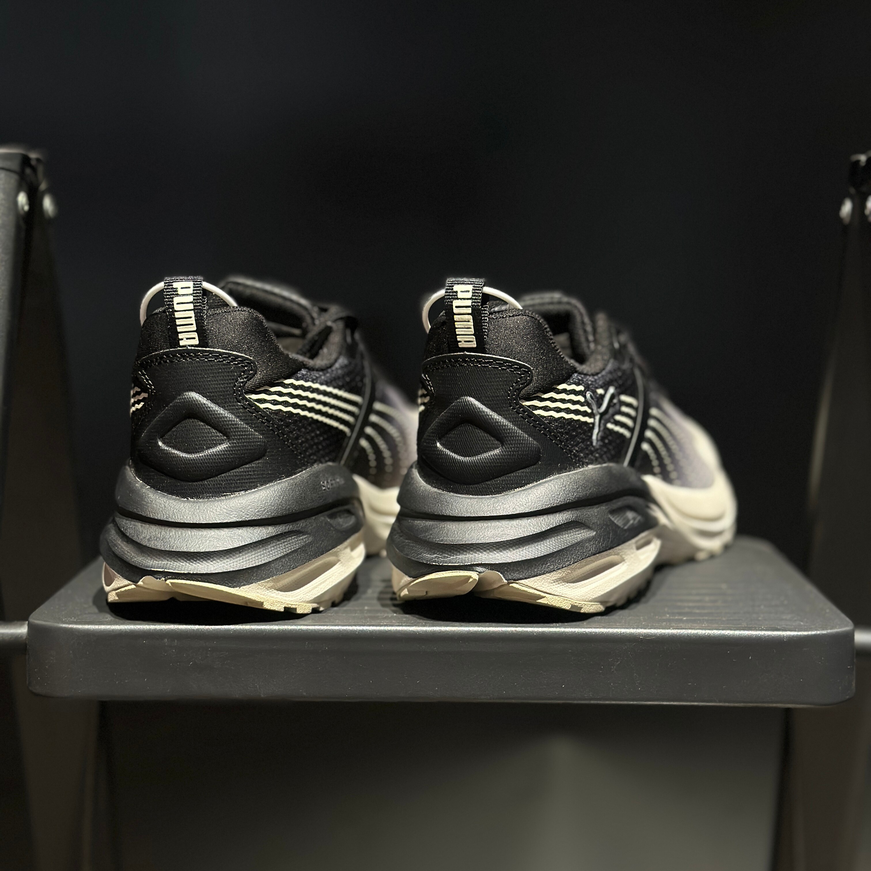 【坏蛋】Puma/彪马男夏透气运动跑步缓震白黑渐变鞋395235