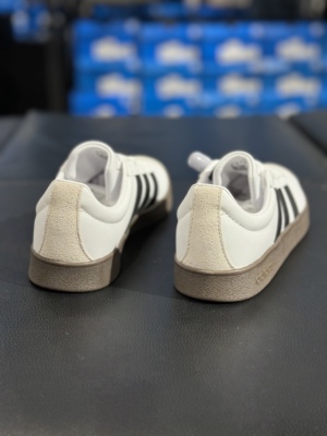 阿迪男女情侣低帮运动德迅小白鞋