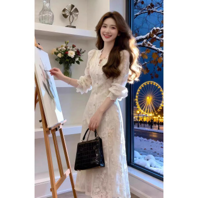 法式温柔风蕾丝v领长袖连衣裙独特绝美高级感气质收腰长裙2025秋