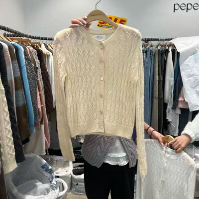 韩国东大门2026春季新品ALMOND PEPE时尚温柔圆领系扣针织开衫