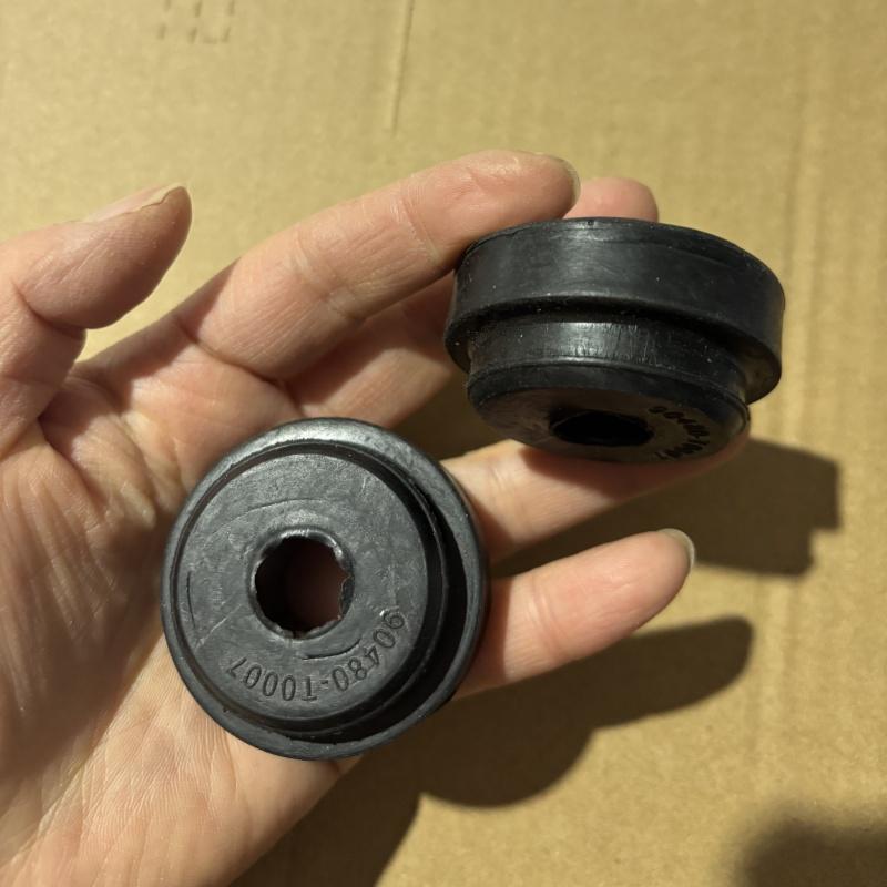 适用于皇冠锐志水箱散热器定位固定橡胶垫缓冲垫胶垫胶墩冲快