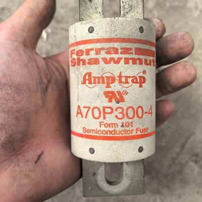 安川变频器快熔 A70P300-4。拆机下来的。照片实物