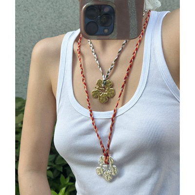 小红书博主小众设计金属做旧扶桑花搭配混色手工编织绳长款项链