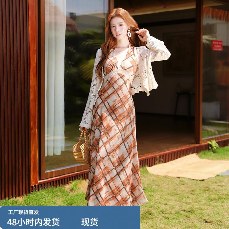 法式复古格纹蕾丝拼接洋装女夏季新款海边度假挂颈裙子开衫套装