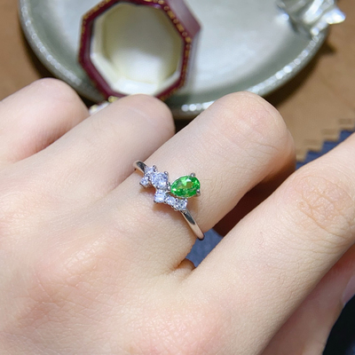 天然沙弗来戒指，颜色好，主石尺寸：4*6mm，生日礼物结婚信物