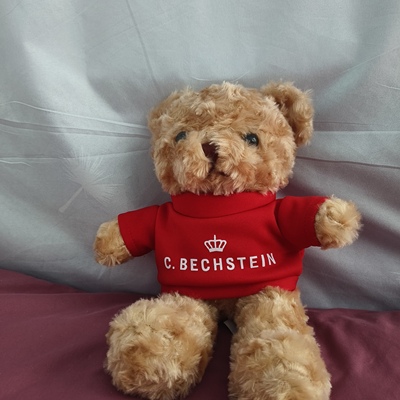 贝希斯坦钢琴宠小熊公仔C.BECHSTEIN红色T恤小熊钢琴摆件车载内饰