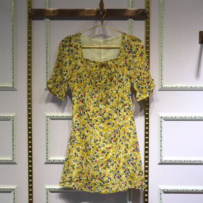 高端新品时尚碎花连衣裙褶皱方领