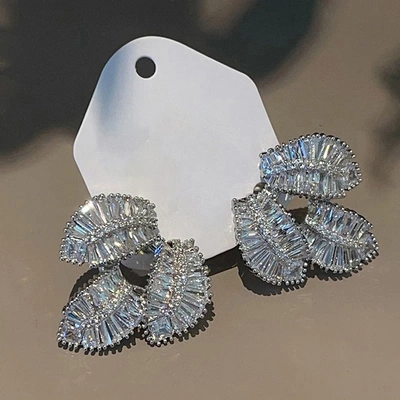 Gorgeous Leaf Pierced Earrings Female Silver Color Bright