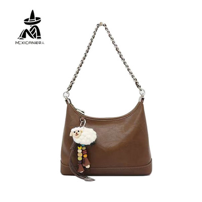 稻草人女包2025冬时尚小绵羊挂件油蜡皮腋下链条单肩斜挎包水桶包