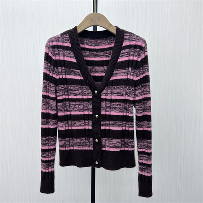 司●2025冬季新品 v领条纹针织开衫女气质宽松短款毛衫上衣1010