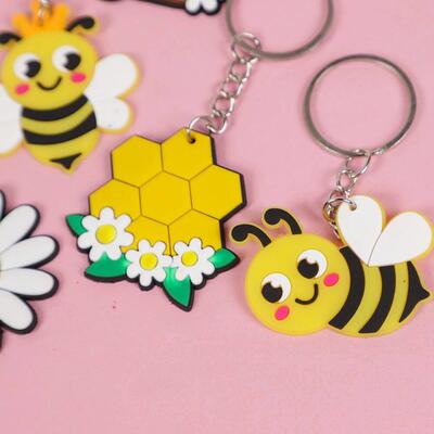 6Pcs Cartoon PVC Daisy Bee Theme Party Keychain Decor for K
