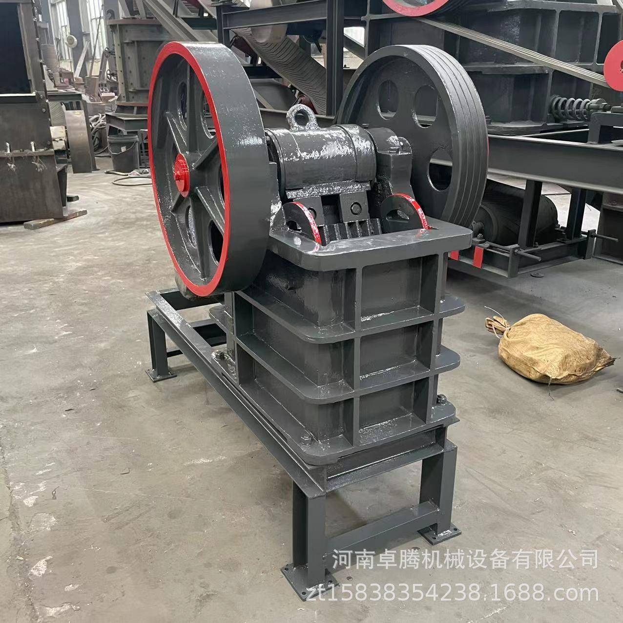 小型移动式石头粉碎机鹅卵石鄂式破碎机石英石建筑垃圾鄂式碎石机