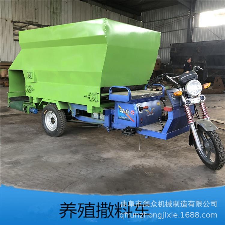 牛场自动喂料车牧场青贮饲料运输投料机电动小型送料机3方撒料车
