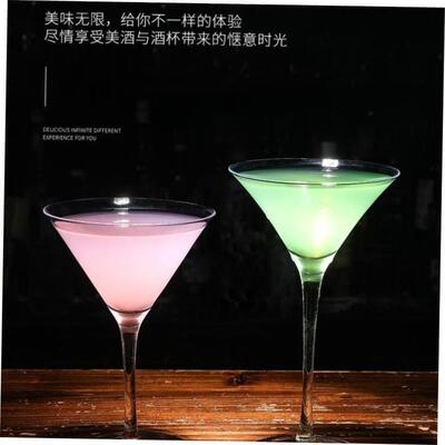 Lead-free crystal margarita glass martini glasses of red