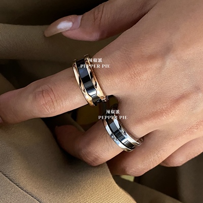 辣椒派经典款 钛钢精工黑陶瓷戒指女 玫瑰金闭口精致感弹簧戒