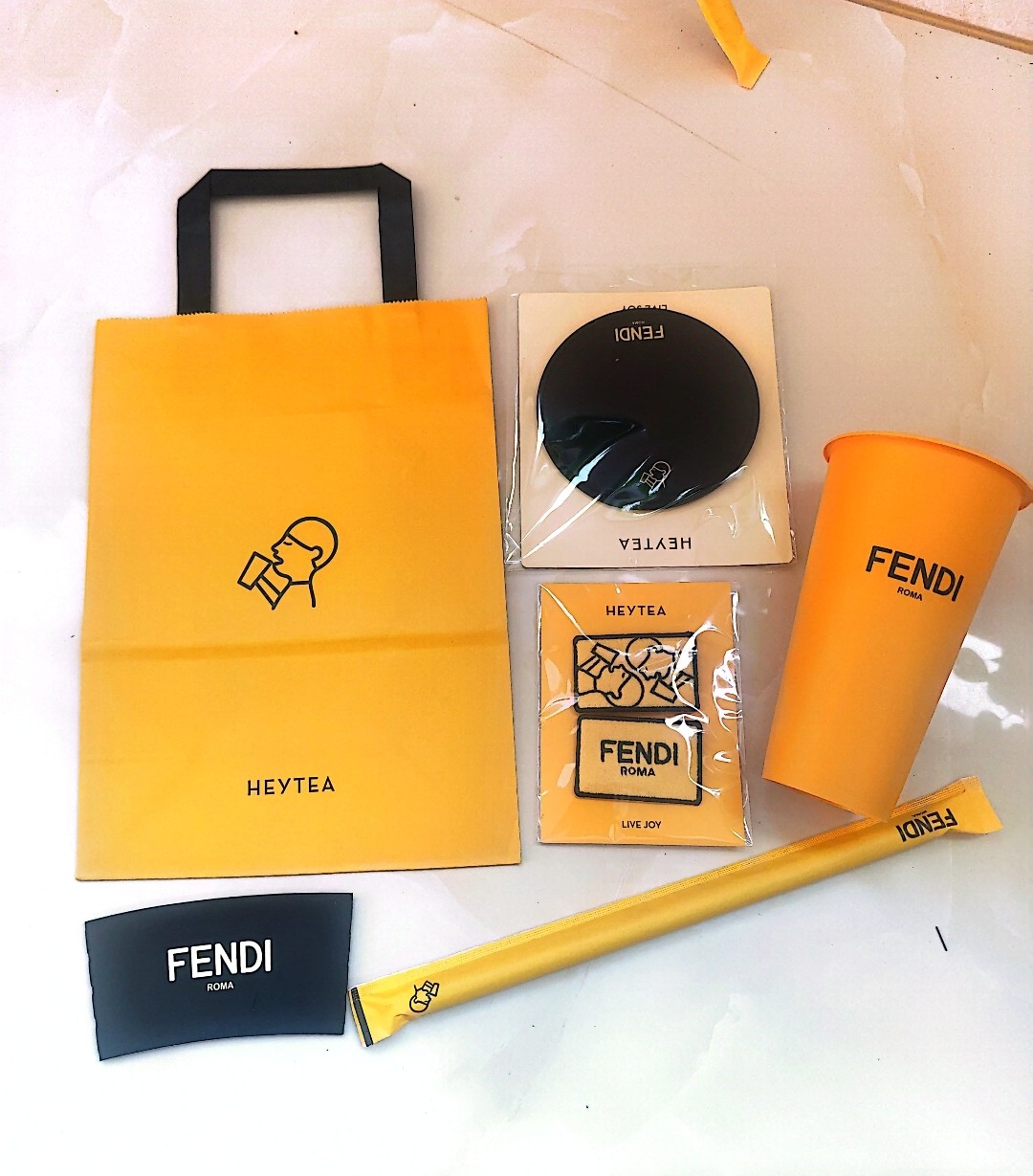 喜茶FENDI联名徽章杯垫芬迪heytea联名正版周边徽章保温袋杯套_虎窝淘