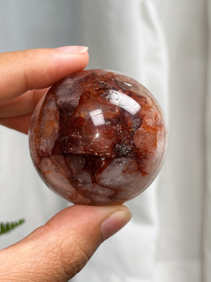 天然红胶花带彩水晶球摆件尺寸：4.65cm,重142.6g,24号