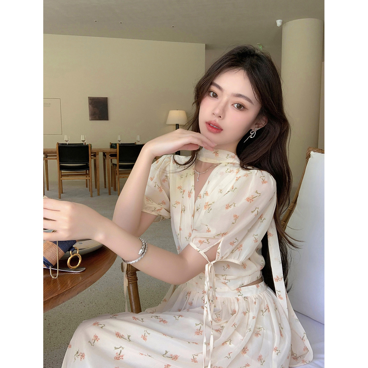 ByYou夏季鹅黄色泡泡袖V领碎花连衣裙女设计感飘带露腰中长款裙子