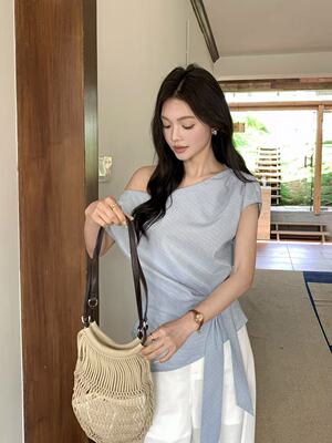 taotaofamily夏季2026新款设计感斜肩绑带无袖上衣女收腰显瘦背心