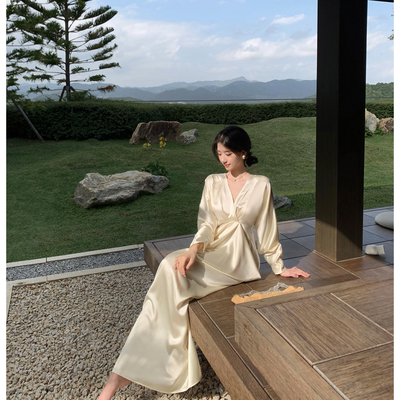 法式光泽感缎面V领长袖连衣裙