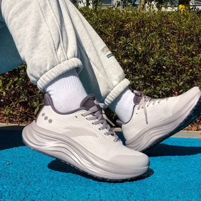 安踏旅步V2PG7缓震轻便跑鞋女子