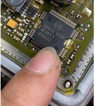 30470 奔驰272汽车电脑板电源芯片