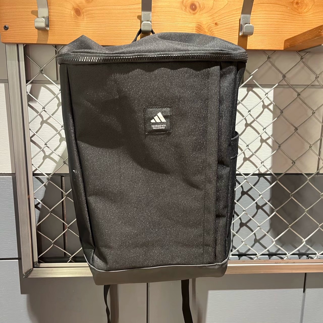 阿迪达斯登山包户外徒步装备书包adidas轻便旅行包新款大容量背包