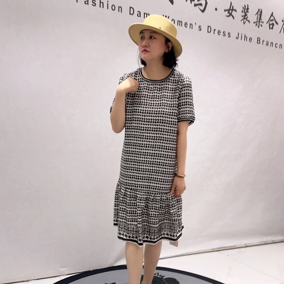 5212芮娜依莲夏款新品圆领遮肉显瘦时尚洋气减龄连衣裙加大码女装