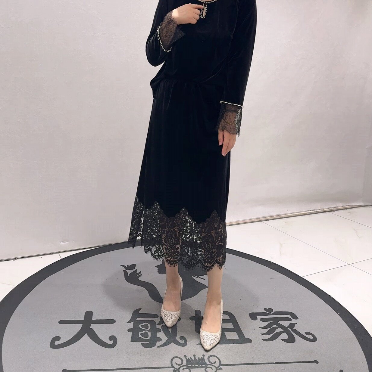 3676芮娜依莲秋款新品醋酸丝绒拼接蕾丝侧边开衩半身裙加大码女装